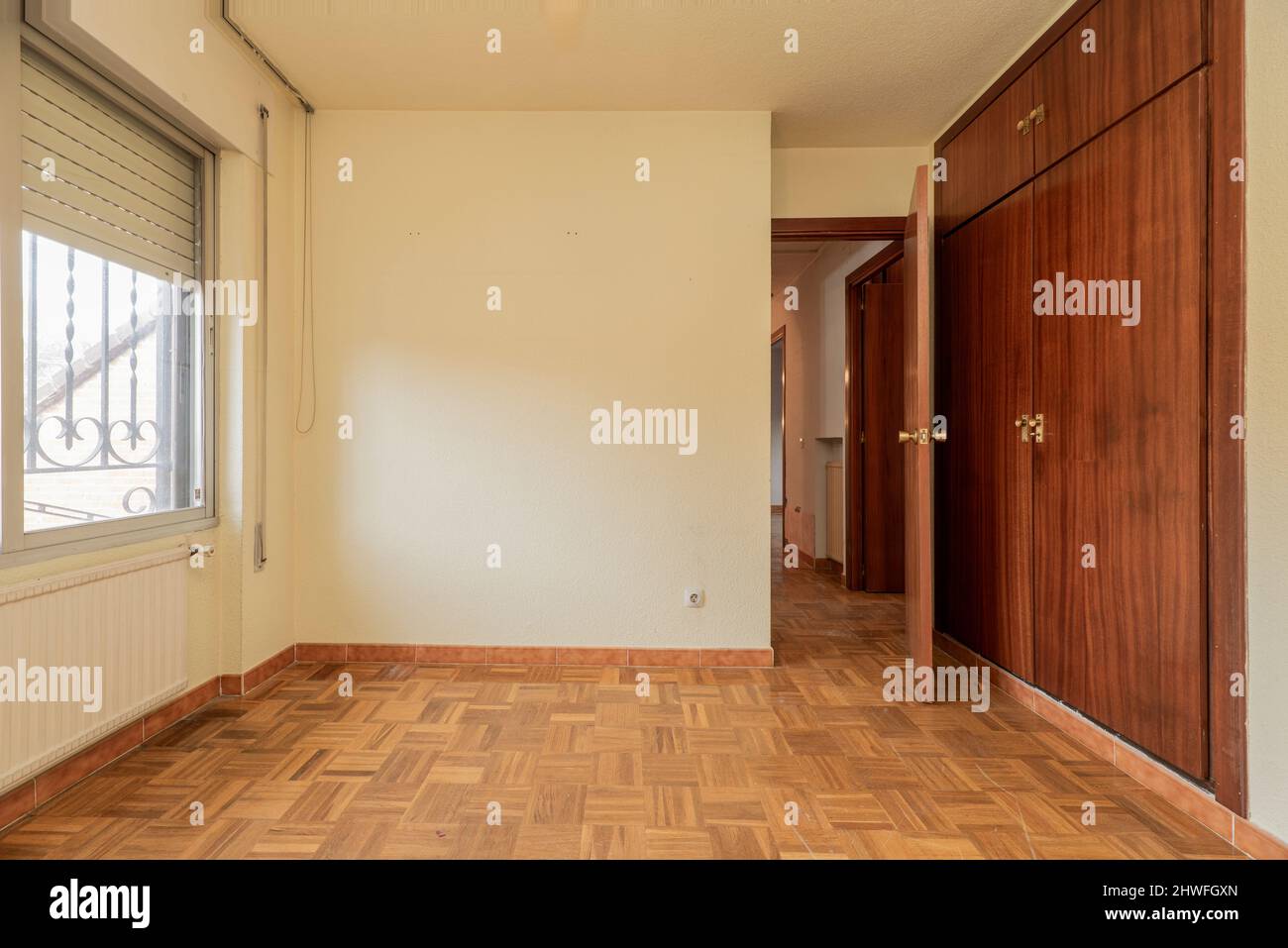 Empty room white walls cream carpet hi-res stock photography and images ...