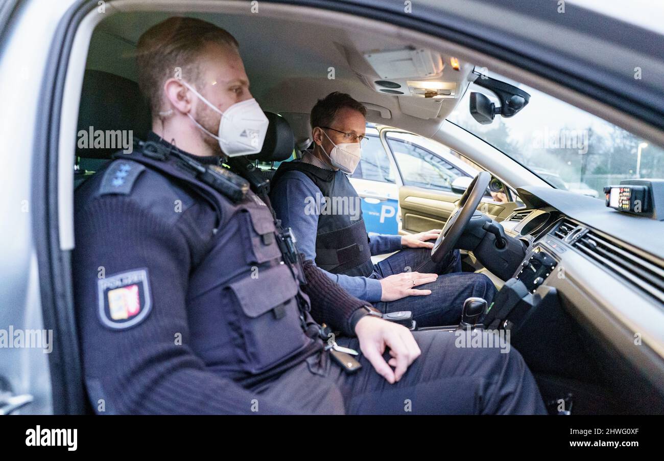 Kiel, Germany. 05th Mar, 2022. Daniel Günther (CDU, r), Minister ...