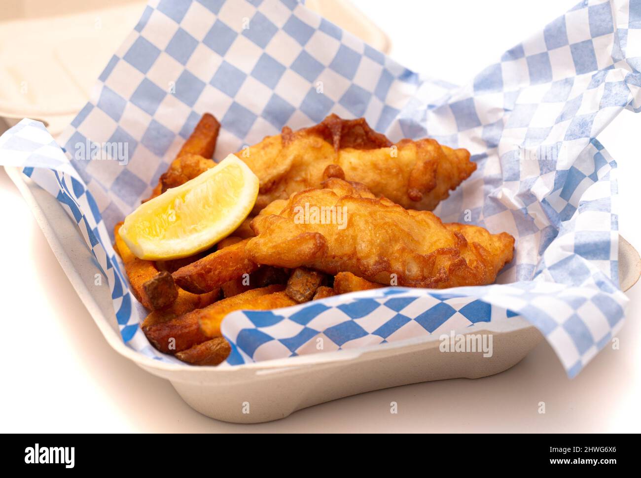 Fish and chips paper isolated hi-res stock photography and images - Alamy