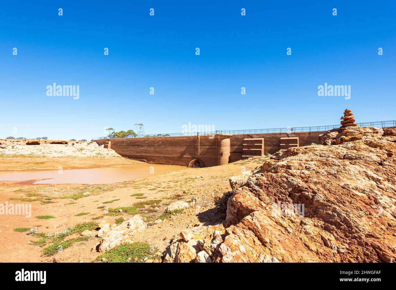 View of Niagara Dam with low water level, Australian Outback ...
