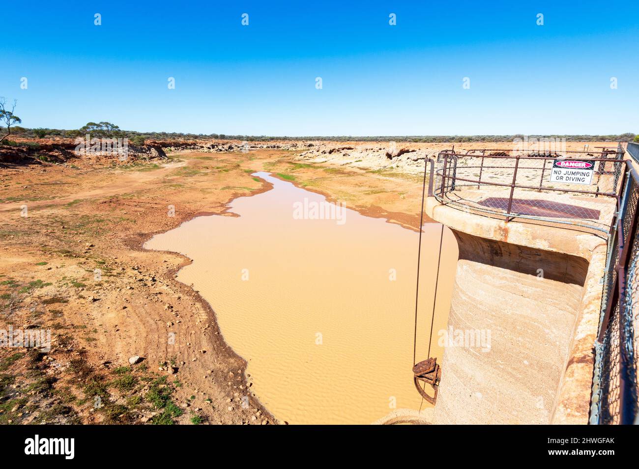 View of Niagara Dam with low water level, Australian Outback ...