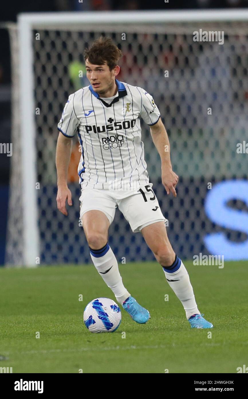 Atalanta's Dutch midfielder Marten de Roon controls the ball during the ...