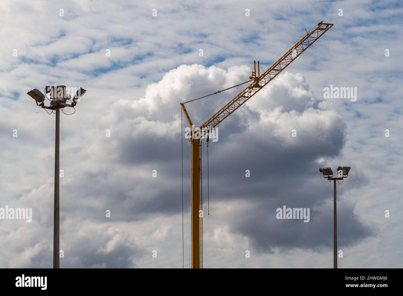 Skyscraper against cloudy sky hi-res stock photography and images - Alamy