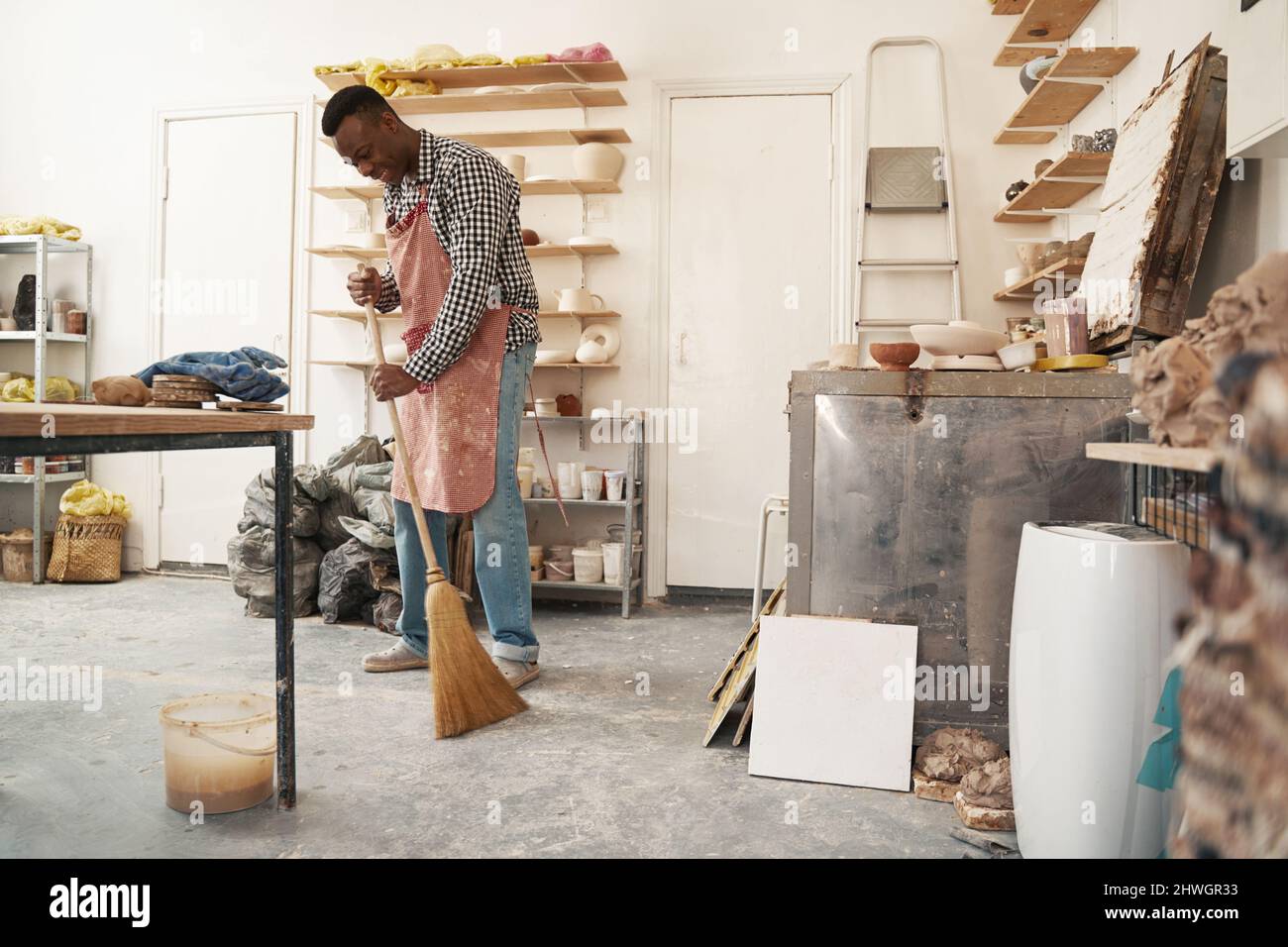 Doing pottery hi-res stock photography and images - Alamy