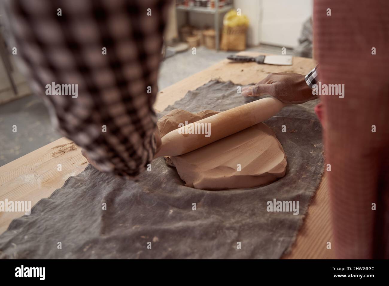 Wedging clay hi-res stock photography and images - Alamy