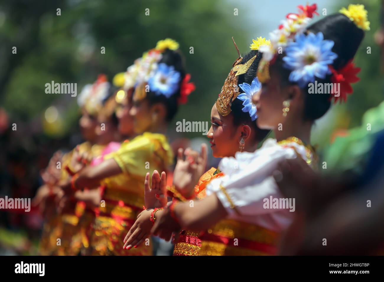 the attraction of dancers dressed in traditional Javanese with ...