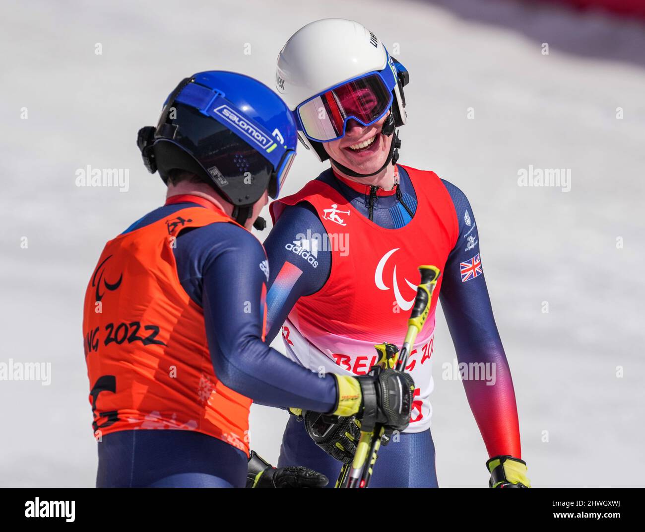 Beijing, China. 6th Mar, 2022. Neil Simpson (R) and his guide Andrew ...