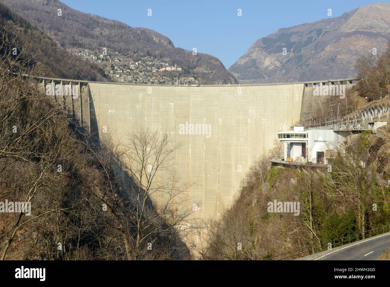 Verzasca dam hi-res stock photography and images - Alamy