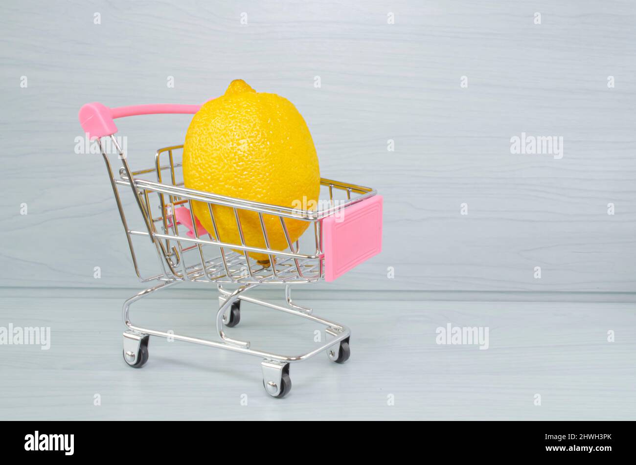 Lemon in the grocery cart. Rising food prices. Photo with an empty ...