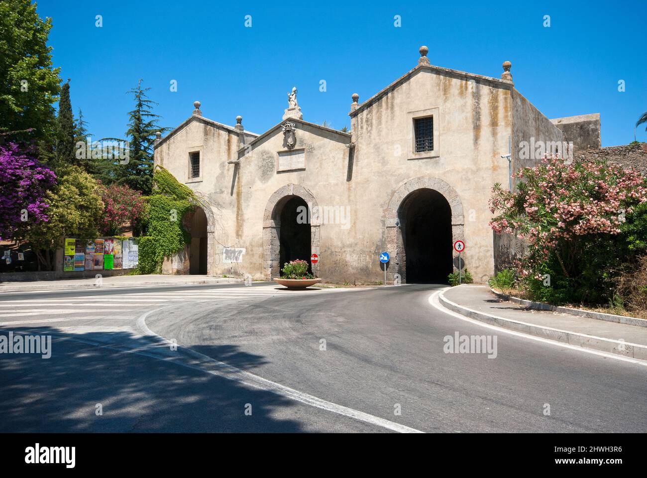 Entrance gate gateway village hi-res stock photography and images - Alamy