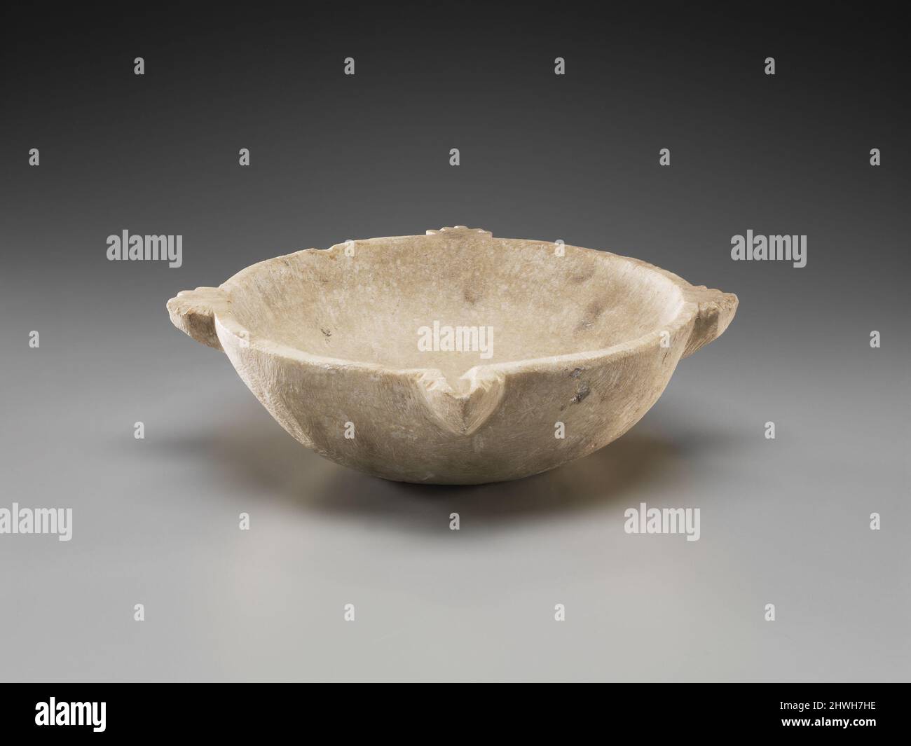 Three handled bowl hi-res stock photography and images - Alamy