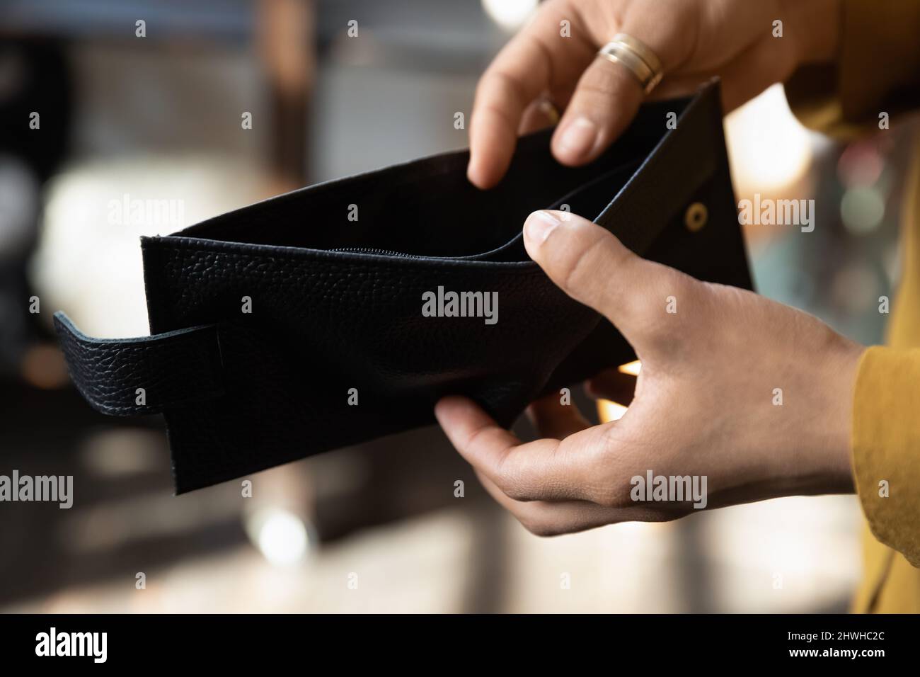 Empty wallet woman hi-res stock photography and images - Alamy