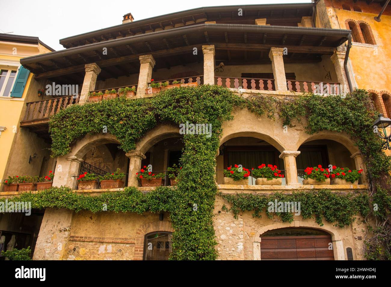 Red torri hi-res stock photography and images - Alamy