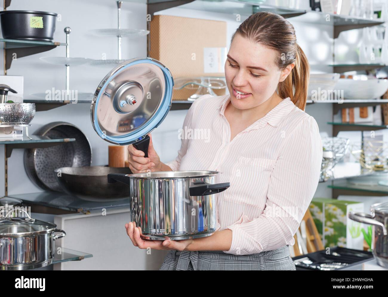 Kitchenware shelf supermarket hi-res stock photography and images - Alamy
