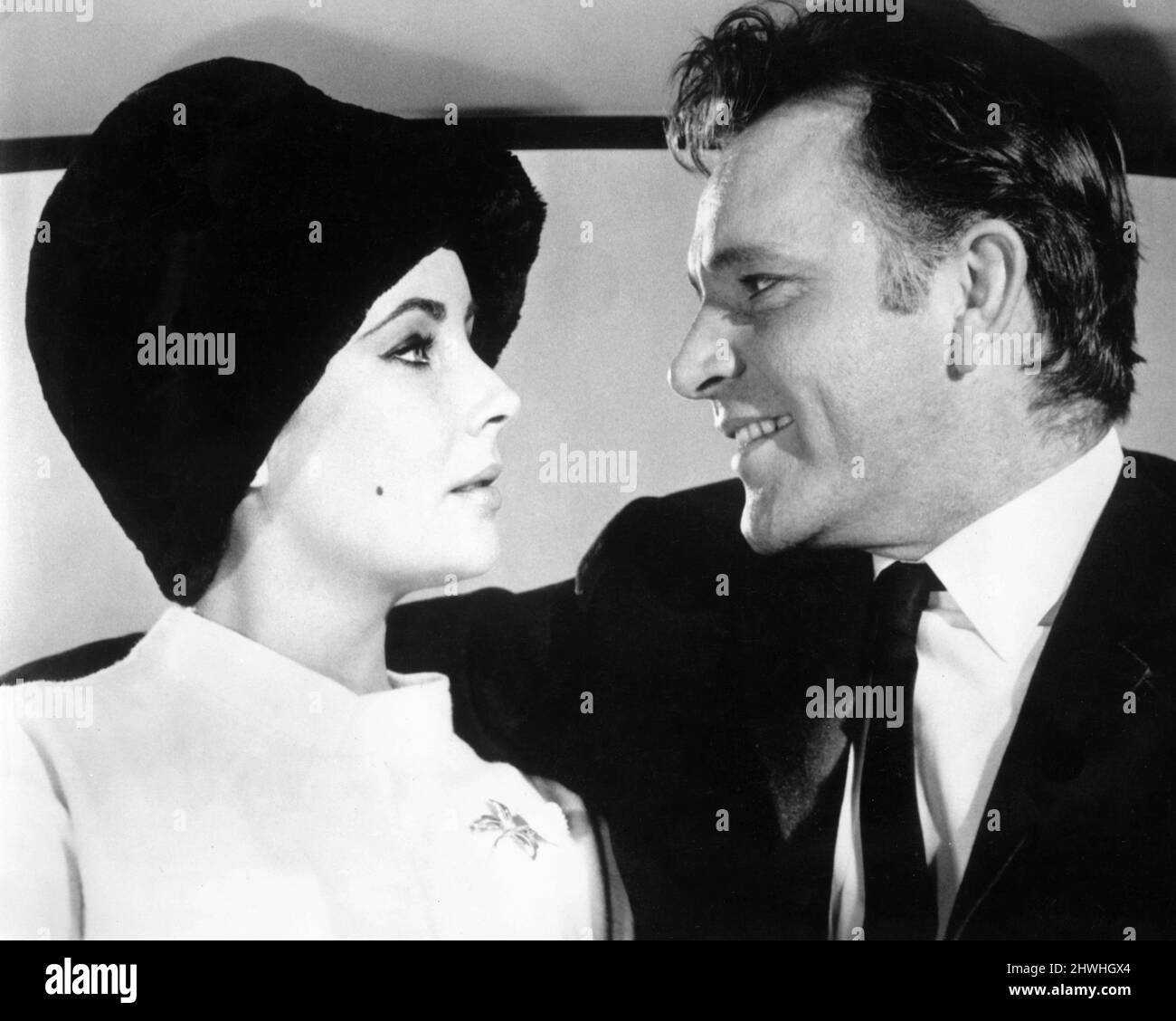 Elizabeth taylor richard burton airport hi-res stock photography and ...