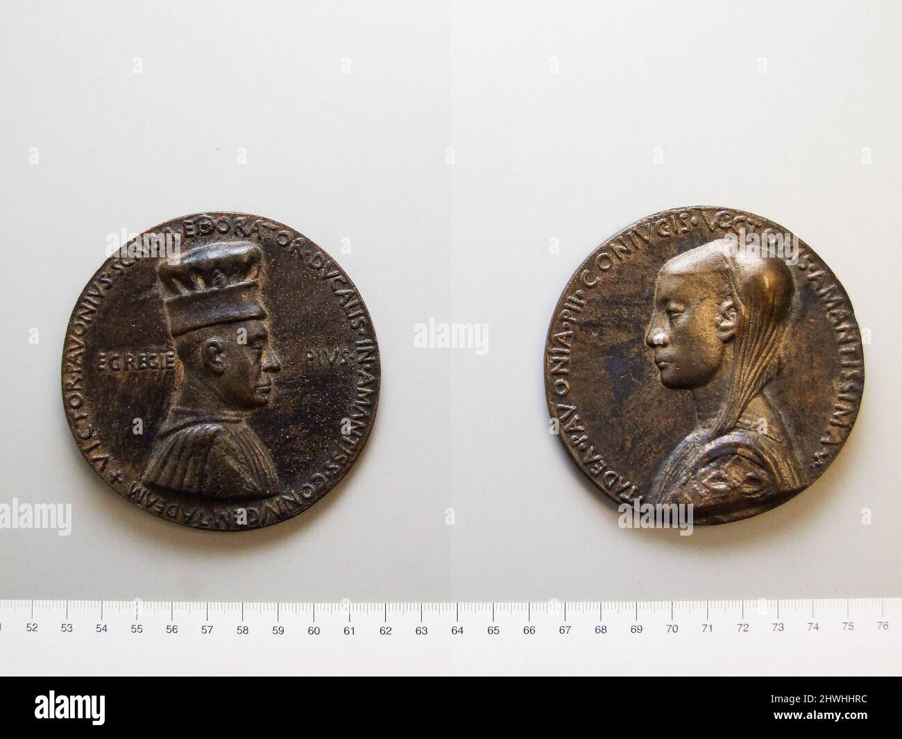 Medal of Vittore Pavoni, official at Ferrara, and wis wife Taddea ...