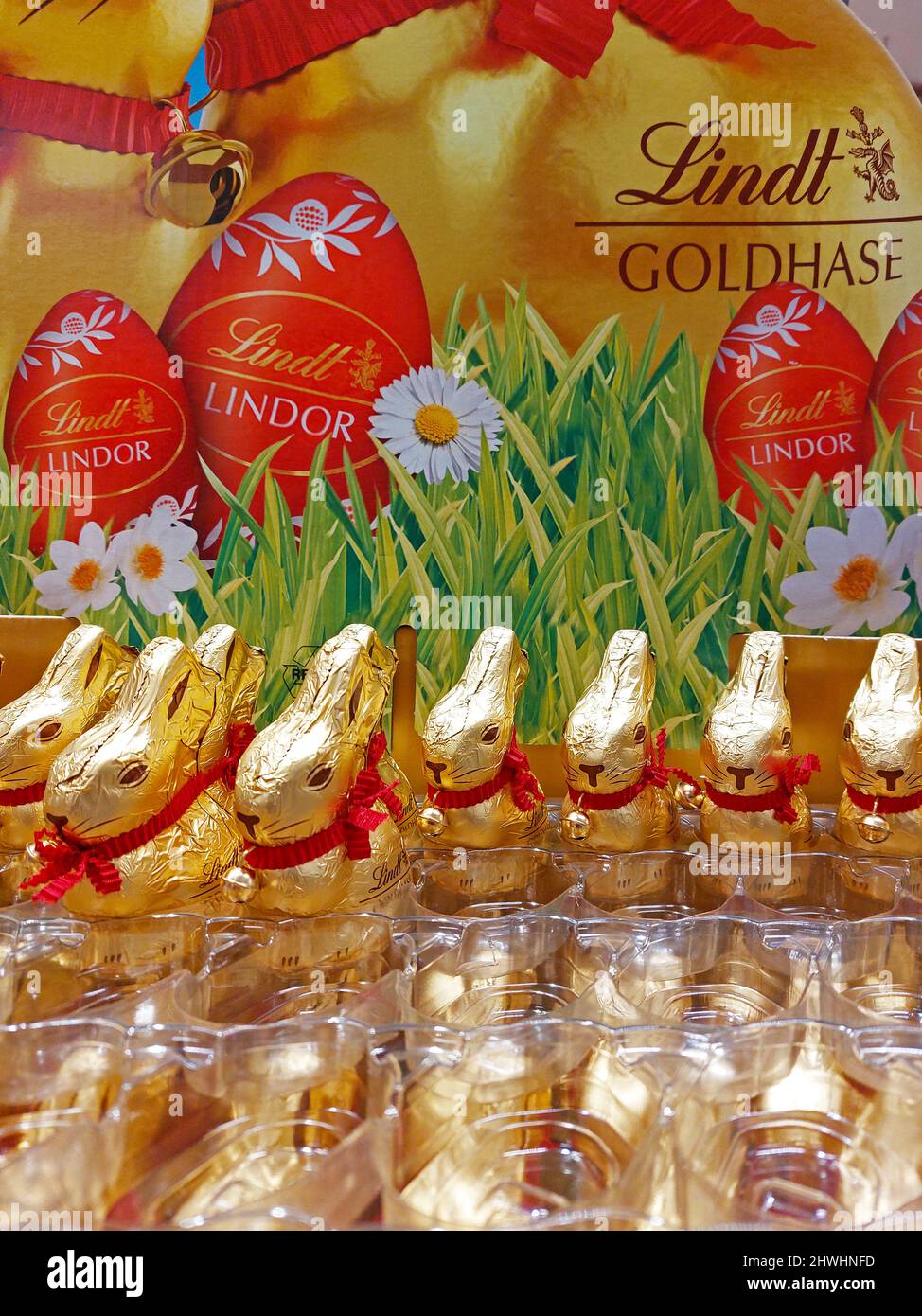 golden Lindt chocolate easter bunnies in a supermarket Stock Photo - Alamy