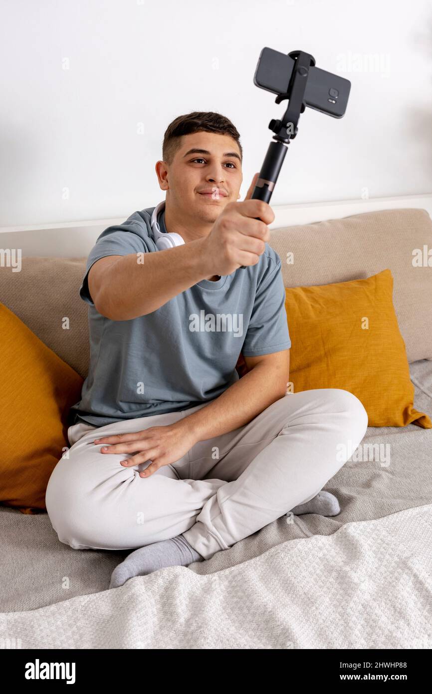 Man mobile video recording hi-res stock photography and images - Alamy