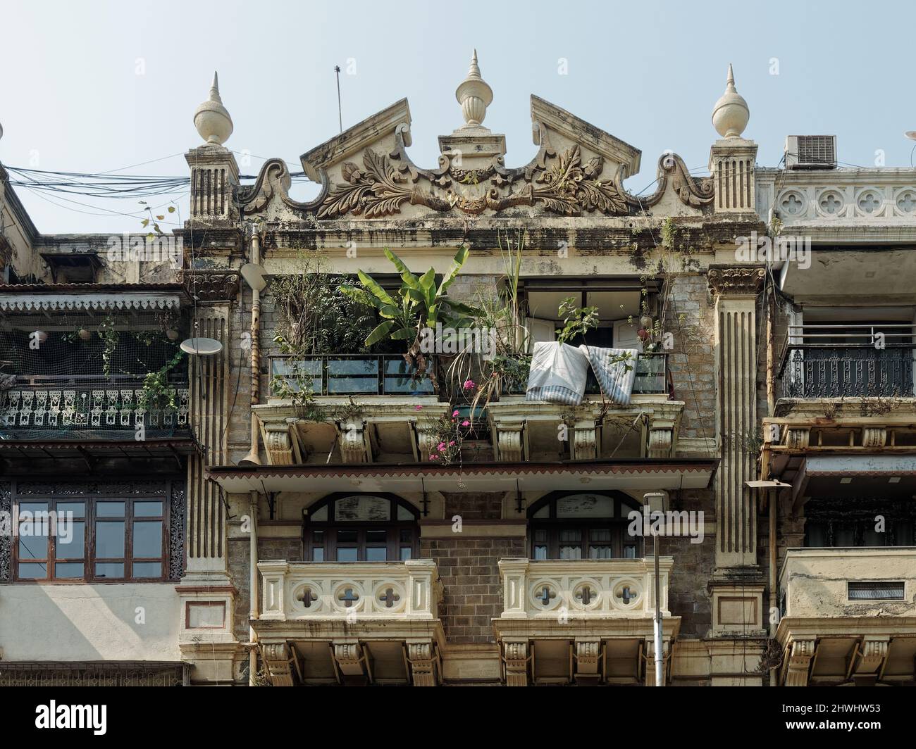 03 03 2022 Stucco Work Design on Old Building At S V P Road near Charni ...