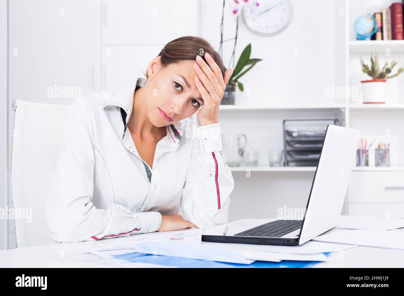 Woman crying desk hi-res stock photography and images - Alamy