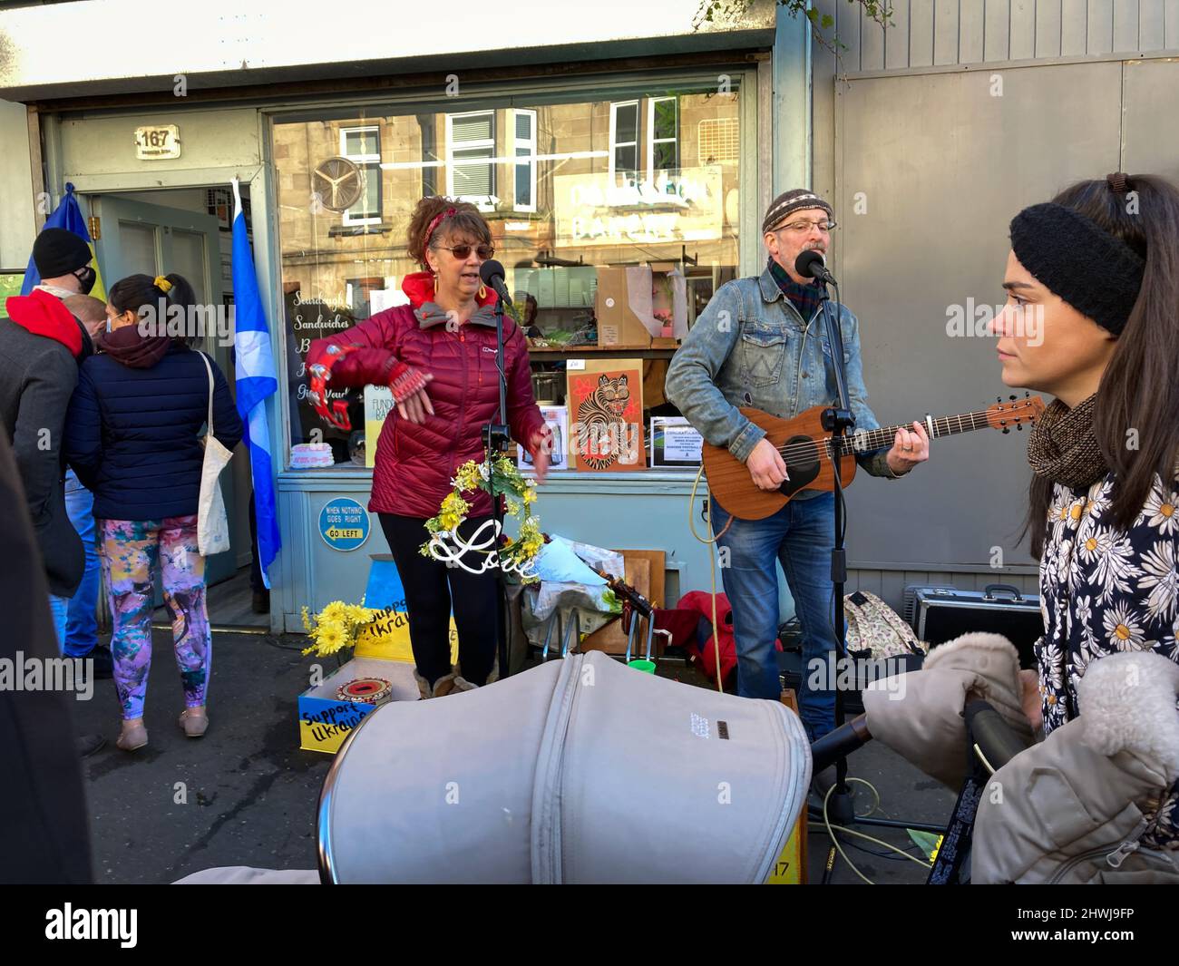 Glasgow, UK, 6th March 2022. Crowds gather to buy bakery goods, cakes ...