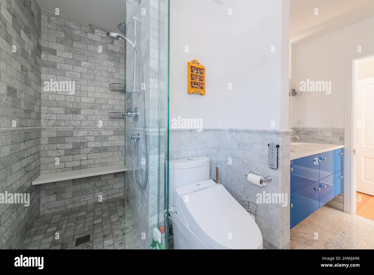 Indoor toilet residential building hi-res stock photography and images ...