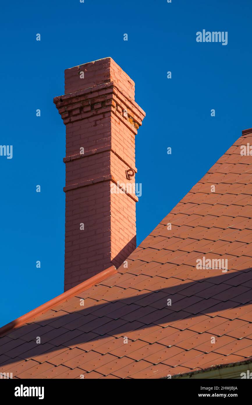 Old center chimney colonial hi-res stock photography and images - Alamy