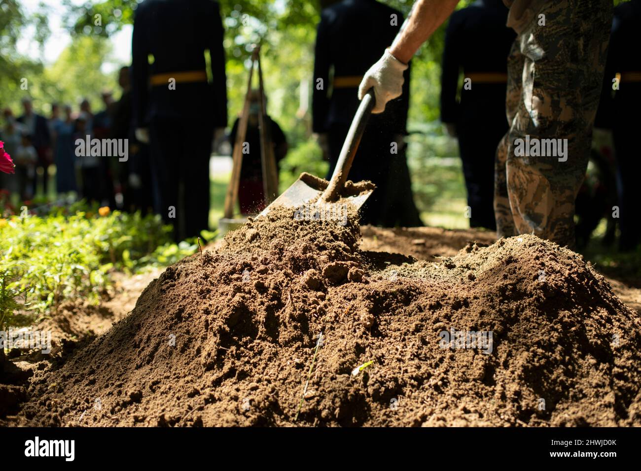 Spade shovel grave hi-res stock photography and images - Alamy