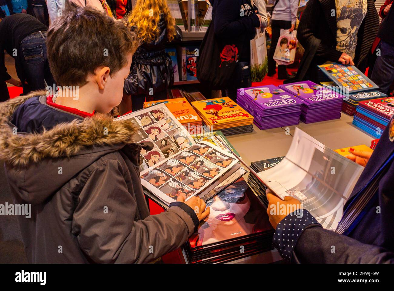 Reading french comics hi-res stock photography and images - Alamy