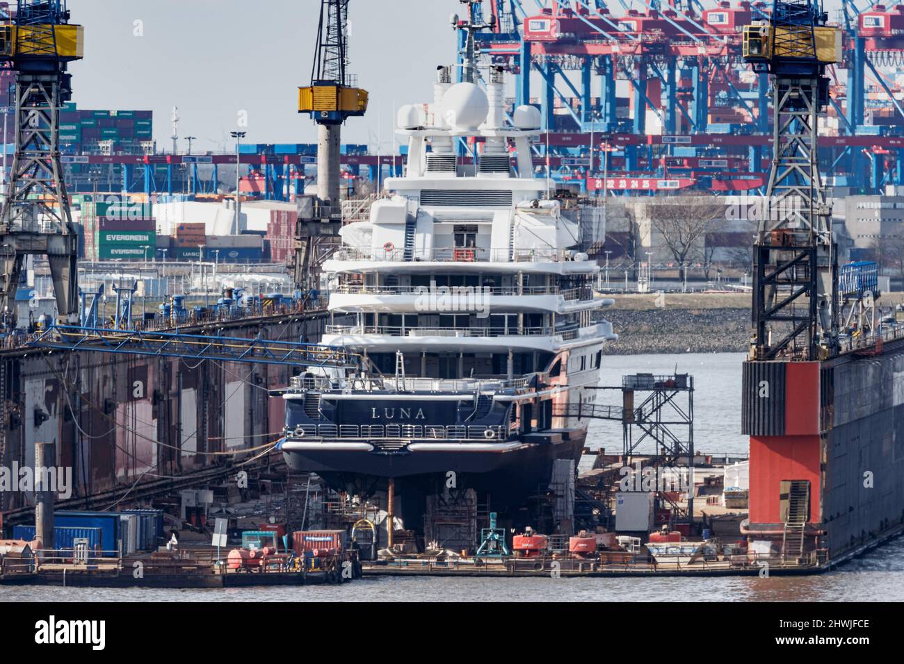 Hamburg, Germany. 06th Mar, 2022. The mega-yacht "Luna" lies in the ...