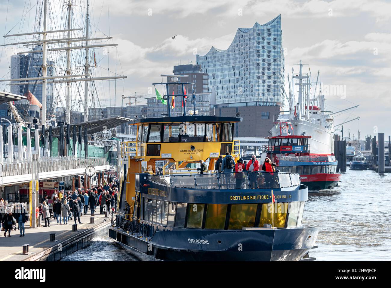 Hamburg, Germany. 06th Mar, 2022. Harbor cruise ships start their tour ...