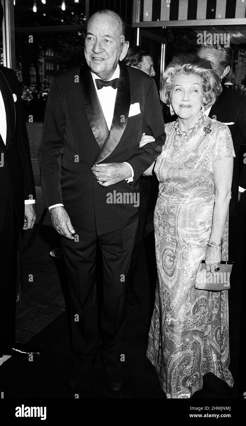 Noel Coward actor arrives at premiere of Young Winston 1972 Stock Photo ...