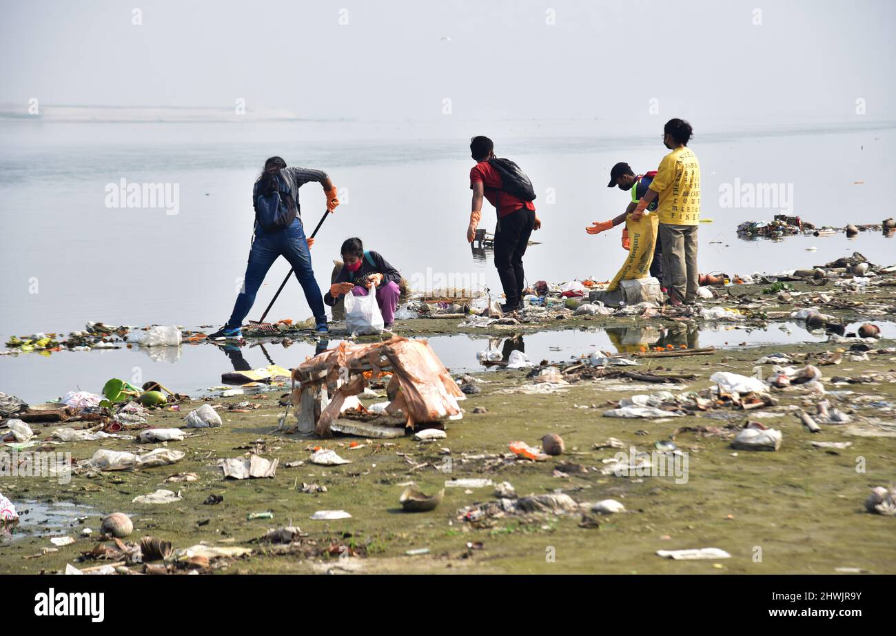 Guwahati, Guwahati, India. 6th Mar, 2022. Students and youth cleaning ...