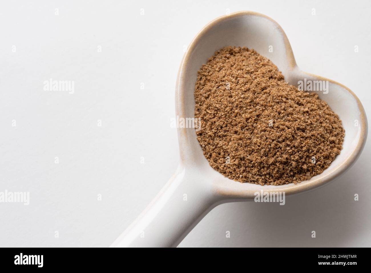 Ground Coriander on a Heart Shaped Spoon Stock Photo - Alamy