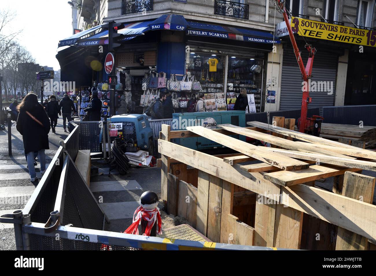 Saccage Paris - Paris 18ème - France Stock Photo - Alamy
