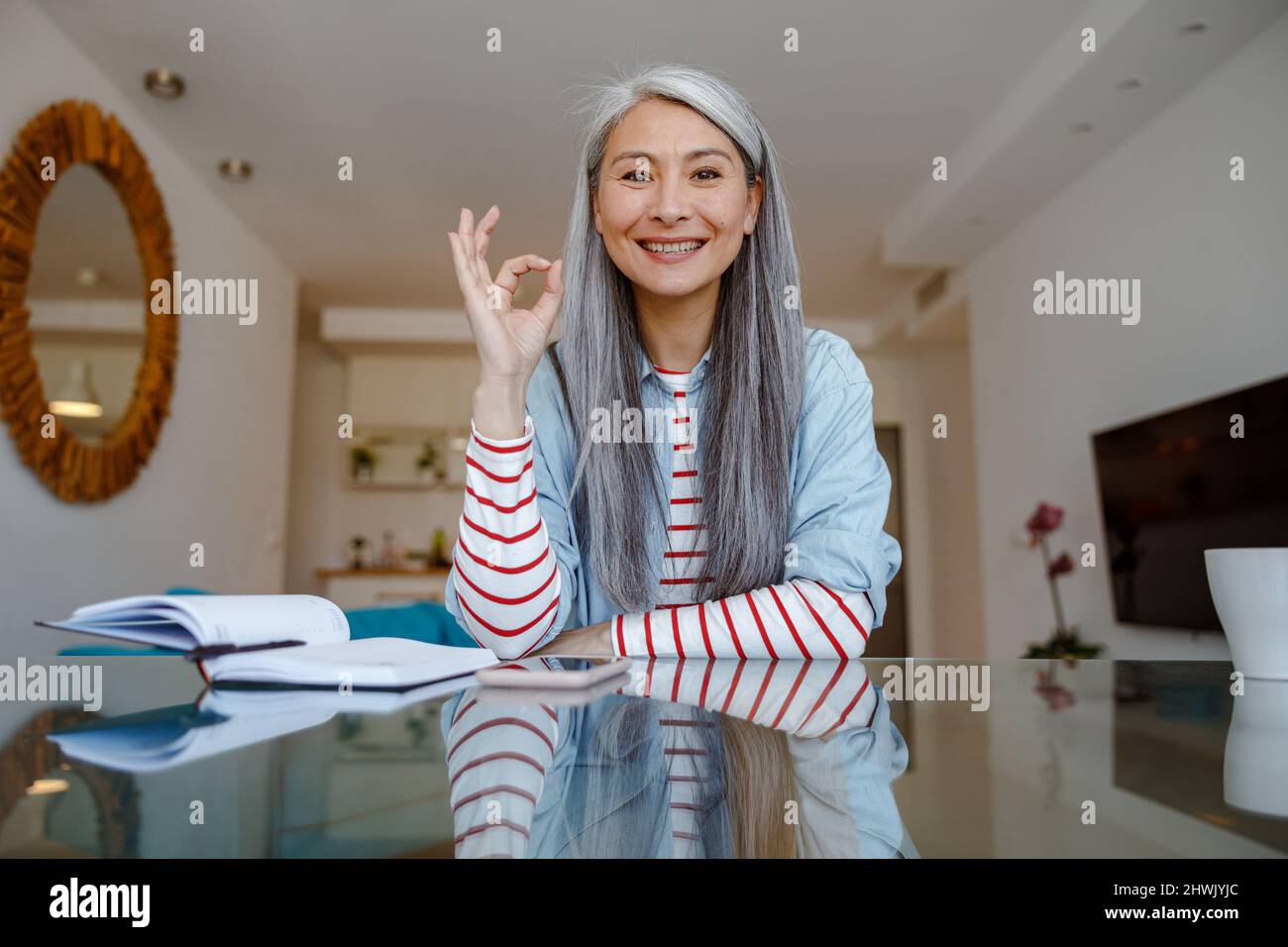 Woman doing ok hi-res stock photography and images - Alamy