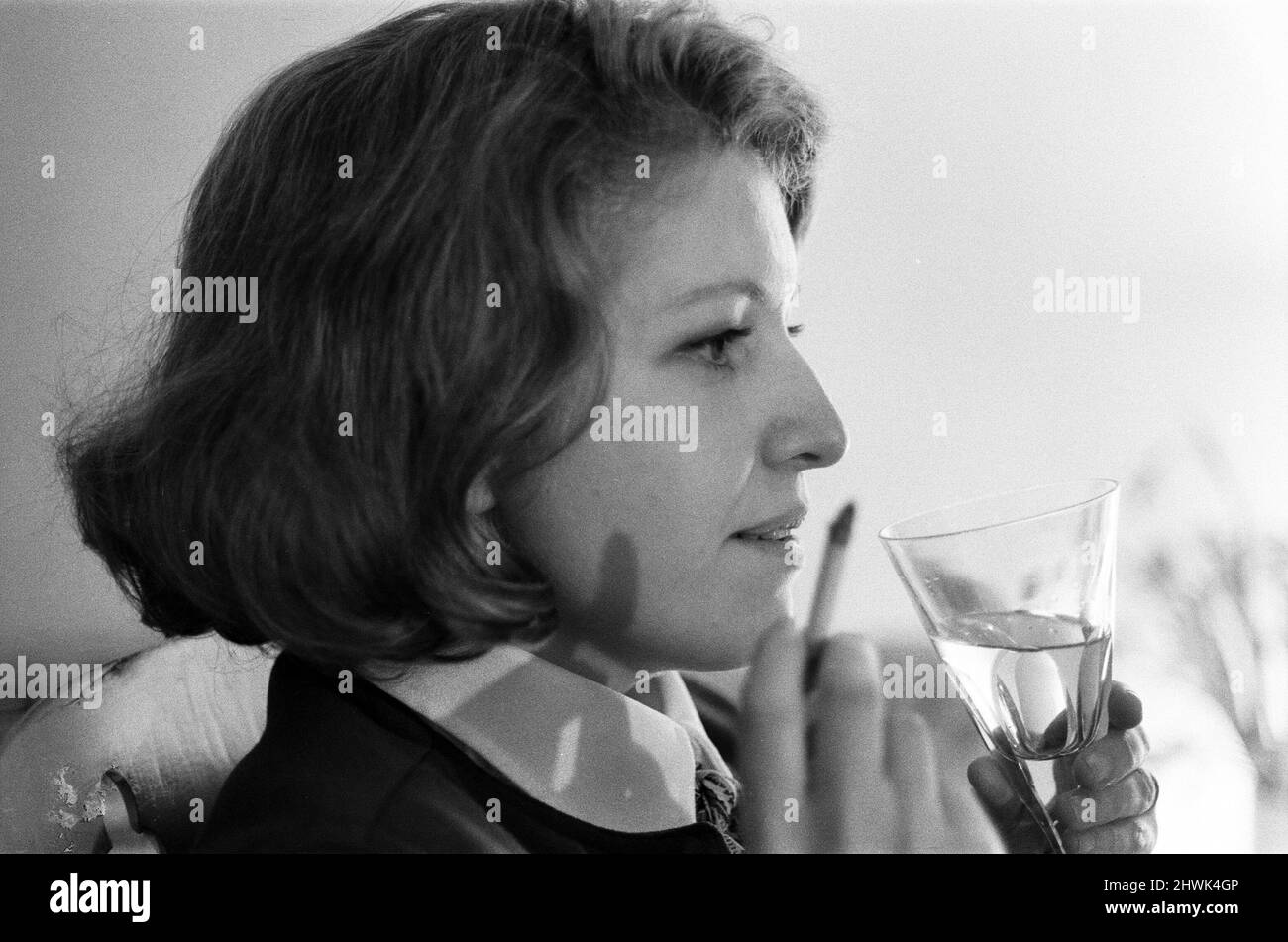 Actress anne reid hi-res stock photography and images - Alamy