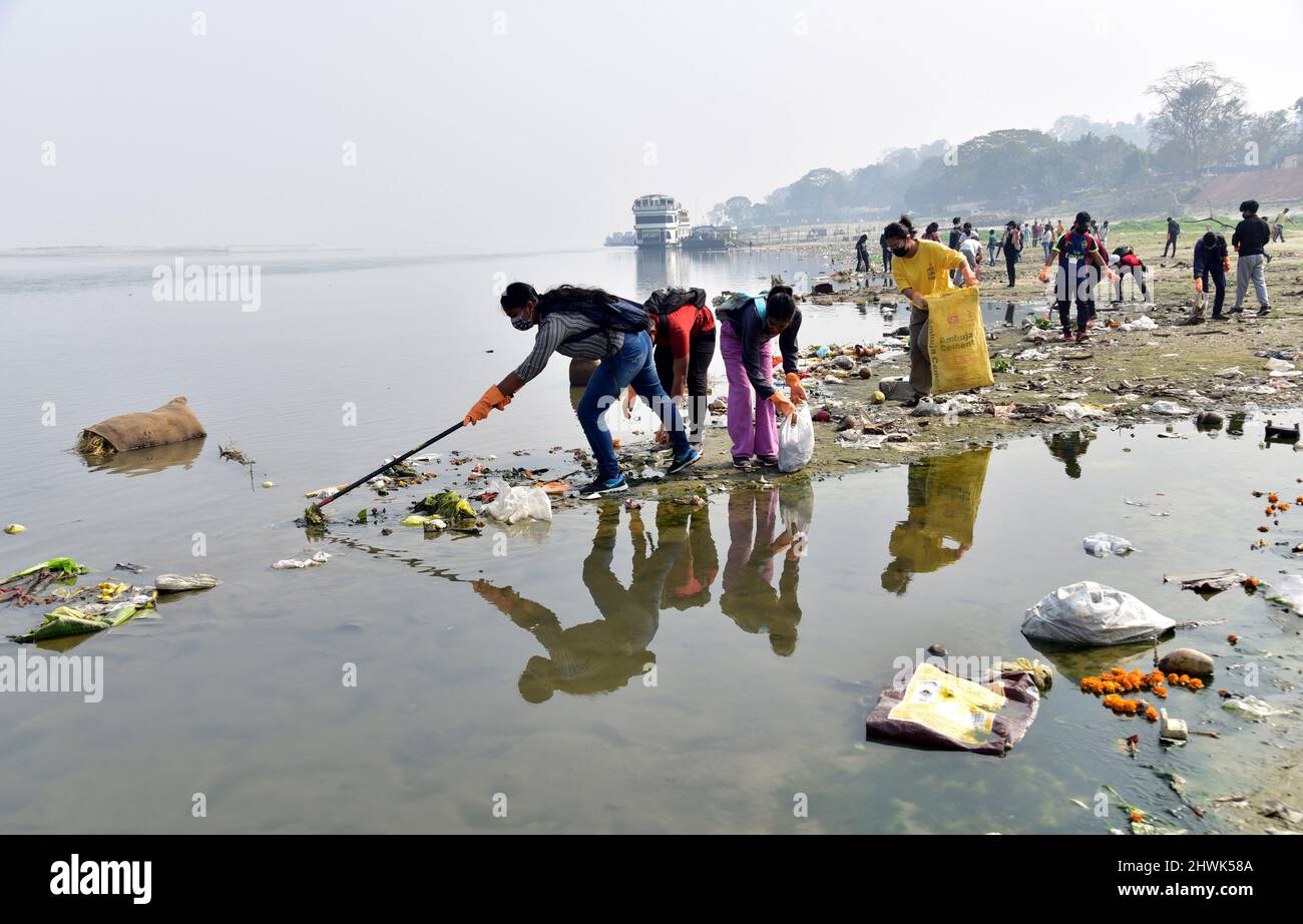 Guwahati, Guwahati, India. 6th Mar, 2022. Students and youth cleaning ...