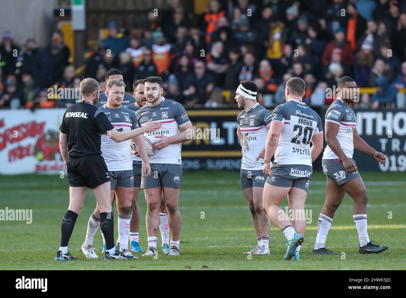 Referee Robert Hicks speaks with the Hull FC team Stock Photo - Alamy
