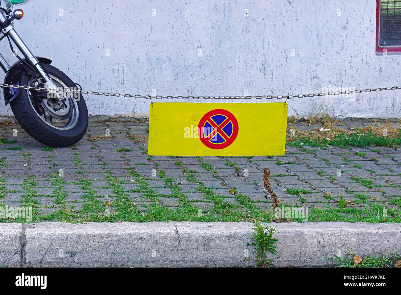 No parking traffic sign warning hanging at chain Stock Photo - Alamy
