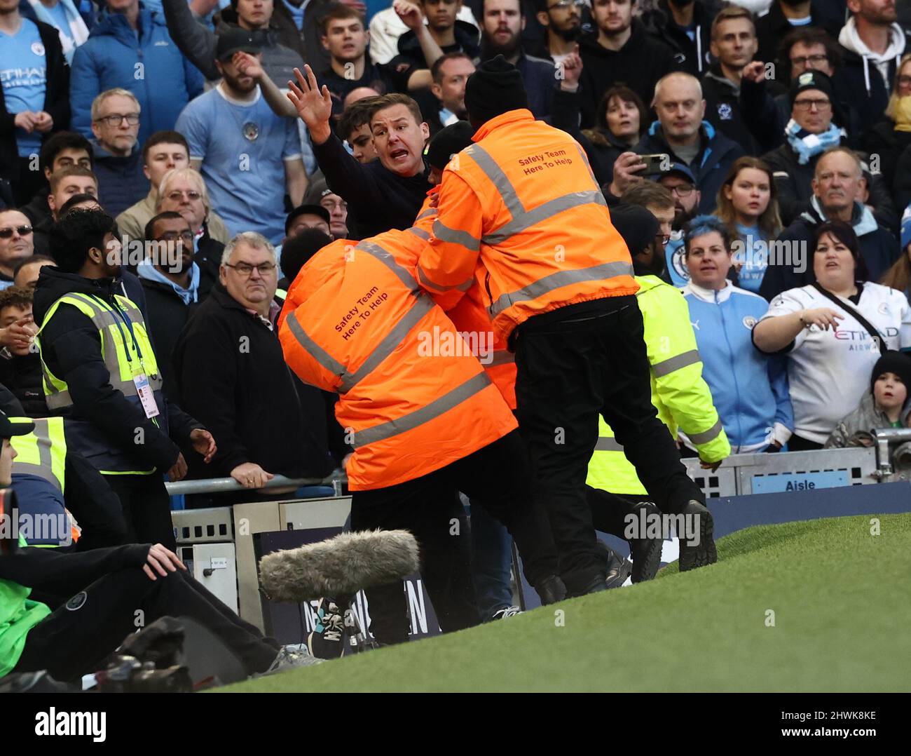 Manchester united fans pitch 2021 hi-res stock photography and images ...