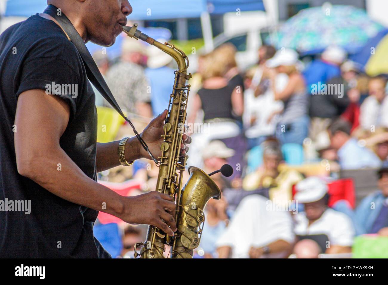 Saxophone player musician playing silhouette free concert hi-res stock ...