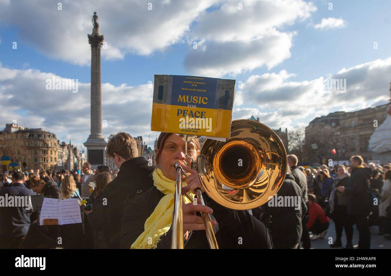London, England, UK. 6th Mar, 2022. Musicians play for peace in Ukraine ...