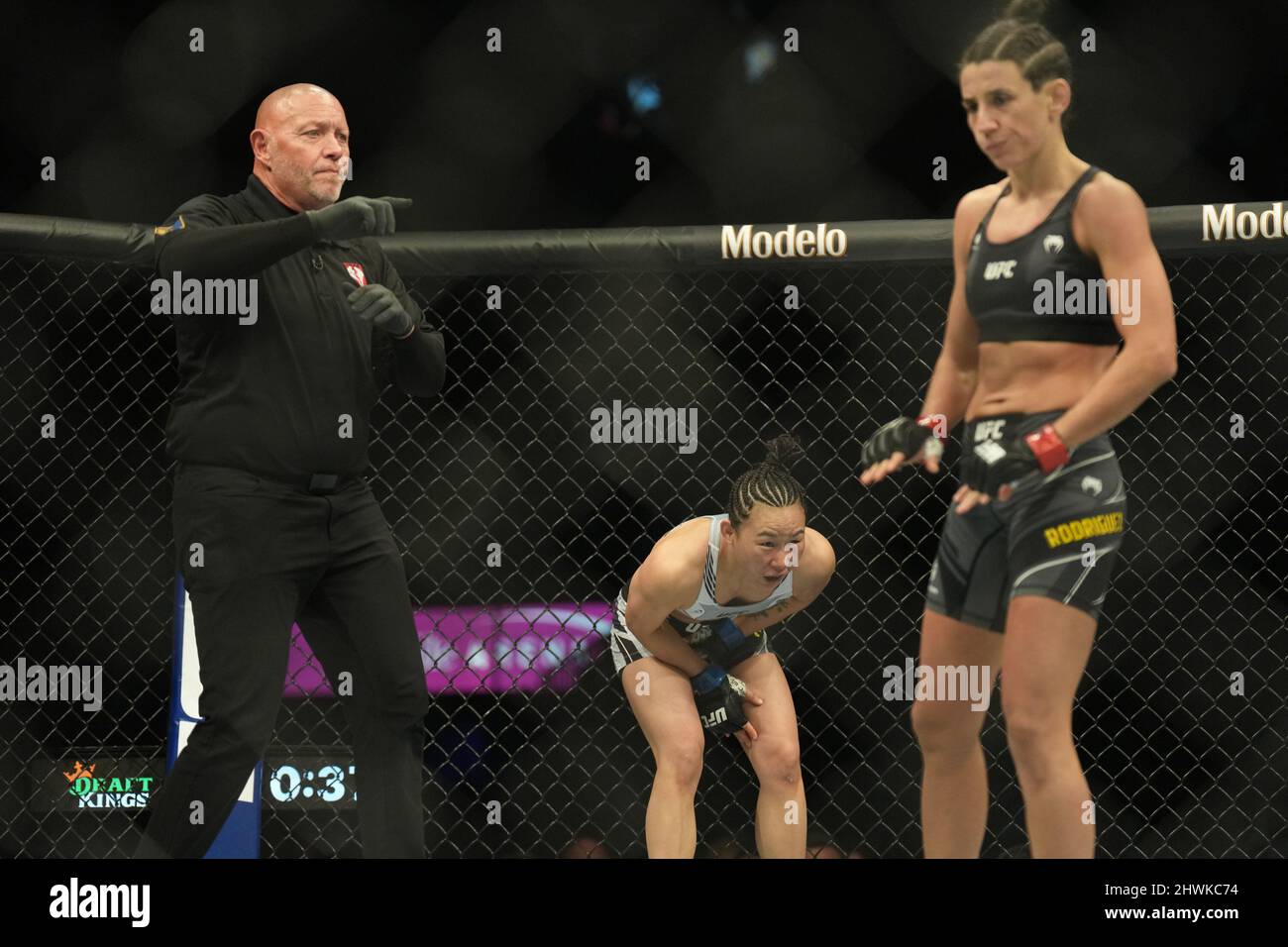 Groin kick hi-res stock photography and images - Alamy