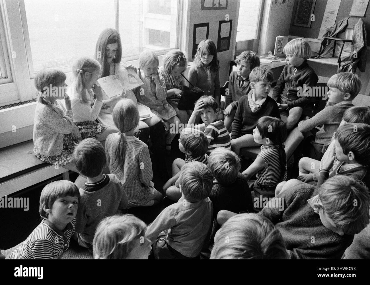 Primary school children reading Black and White Stock Photos & Images ...
