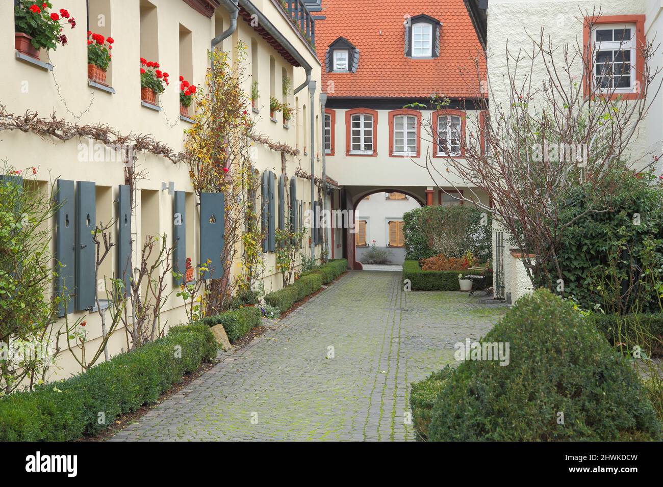 Inner courtyard of the Alter Adelshof, in Walluf in the Rheingau, Hesse ...