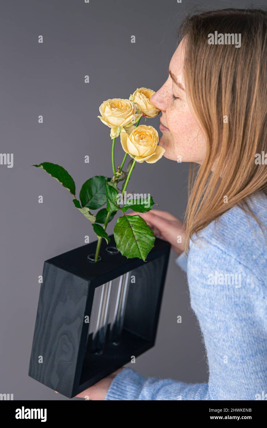 Beautiful woman sniffing bouquet hi-res stock photography and images ...
