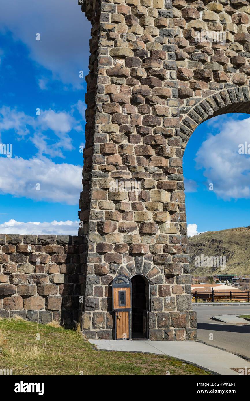 Roosevelt Arch at the Gardiner entrance to Yellowstone National Park ...
