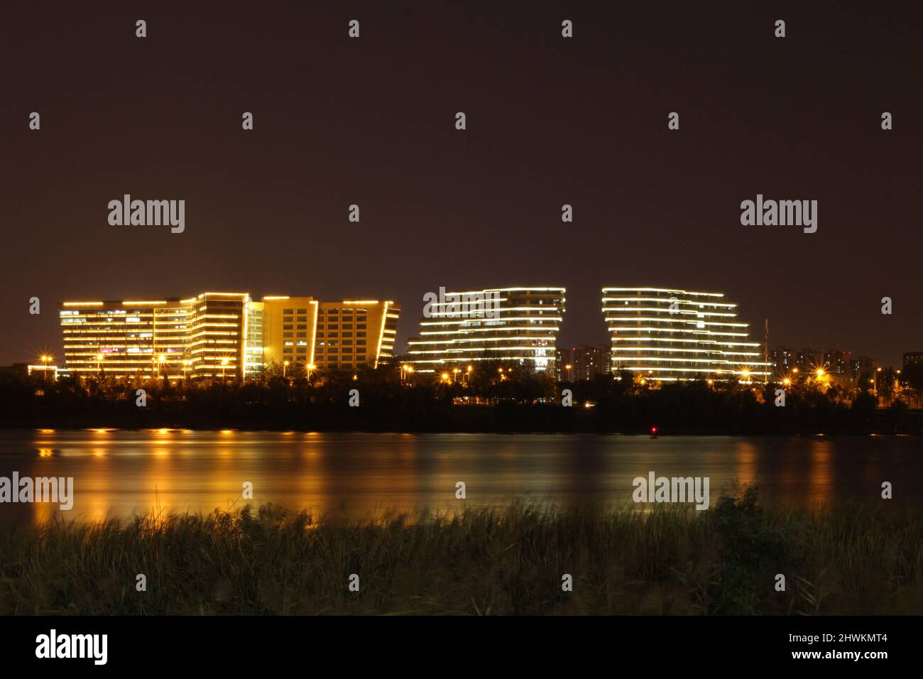 building at night Stock Photo - Alamy