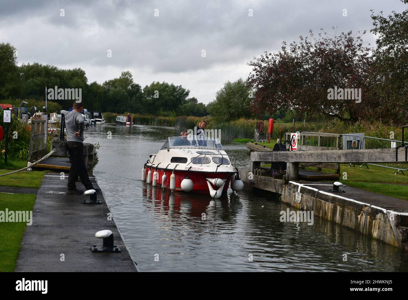 Boat at Buscot Lock, River Thames, Buscot, Oxfordshire, UK Stock Photo ...